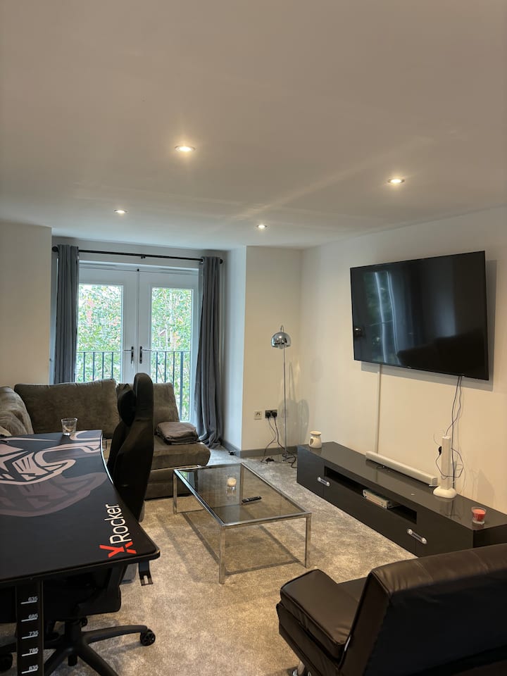 2 Bedroom Apartment With Parking - Derby