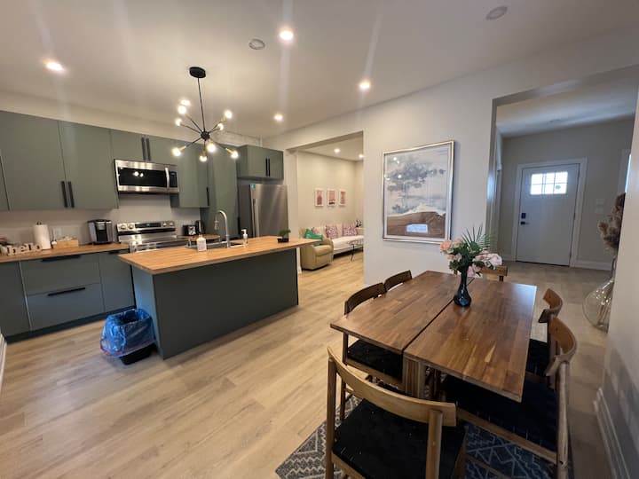 Princess Entire Townhome 3 Bedrooms 2 Parkings - Niagara Falls