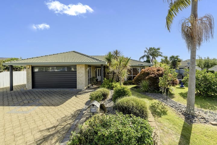 Beach, Pool & Chill Retreat - Papamoa