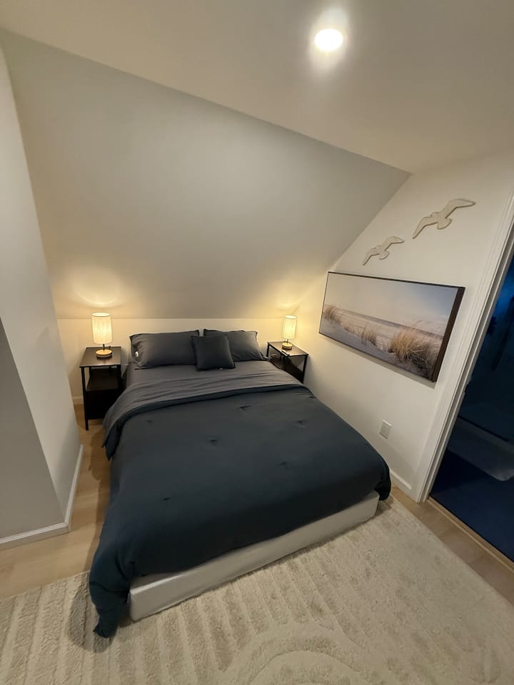 Cozy Attic Room With Private Bathroom
New Haven - New Haven, CT