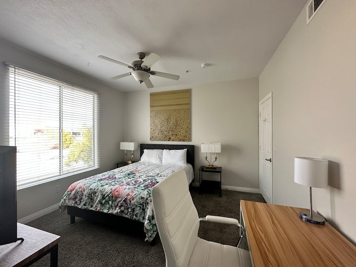 Chic Vegas Private Room In Condo - Las Vegas, NV