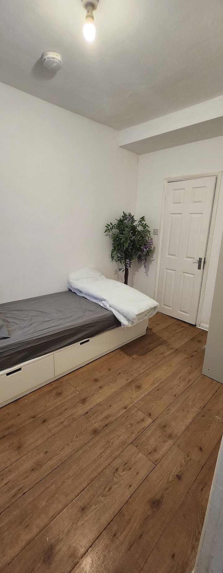 Great Ensuite Bedroom. - Luton