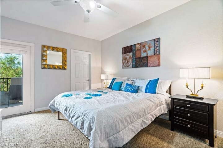 Private Master Bedroom & Bath - Las Vegas, NV
