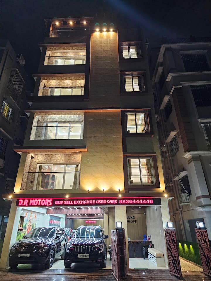 Luxe Lagoon 8 Rooms 2 Halls 350sq Each - Kolkata