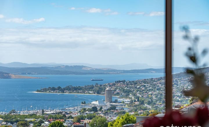West Hobart Retreat With Stunning Ocean Views - Hobart