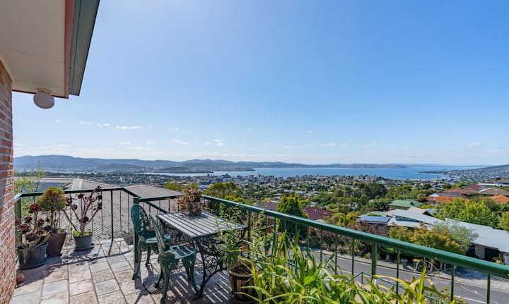 West Hobart Retreat With Stunning Ocean Views - Hobart