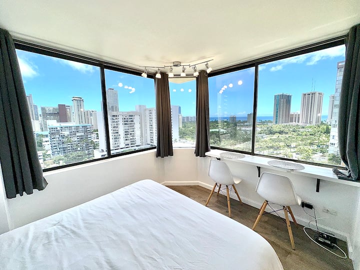 Beautiful Ocean & Canal View | Renovated | Waikiki - Honolulu, HI