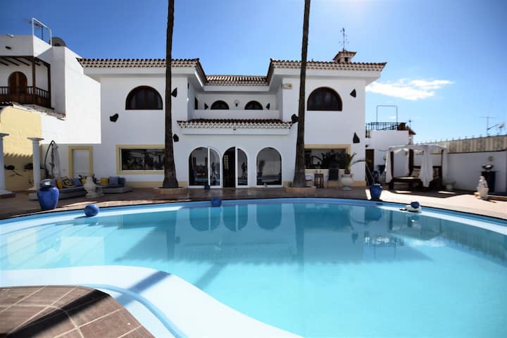 Large Villa With Huge Private Pool, Jacuzzi, & Gym - Maspalomas