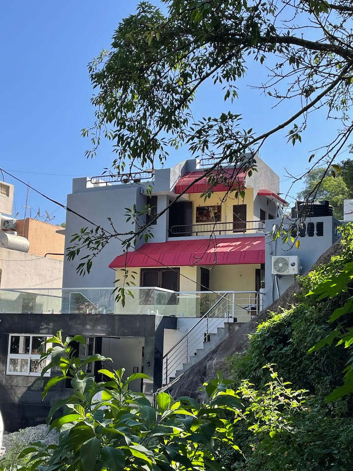 Evara Homestay - Deluxe Hill Retreat By The Lake - Abu