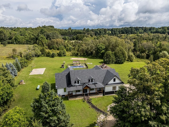 The Markdale Retreat – 12-guest Family Farmhouse - Durham