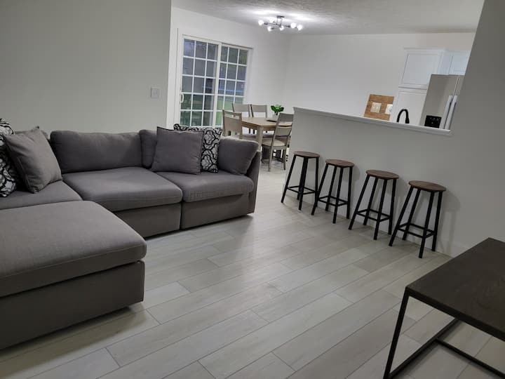Modern Home Away From Home! 3q Beds For 6+2.5 Bath - Bloomington, IL