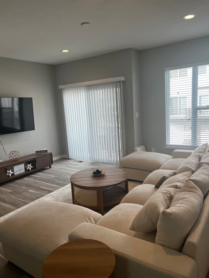 Cozy Bedroom In Modern Townhouse - Indianapolis, IN