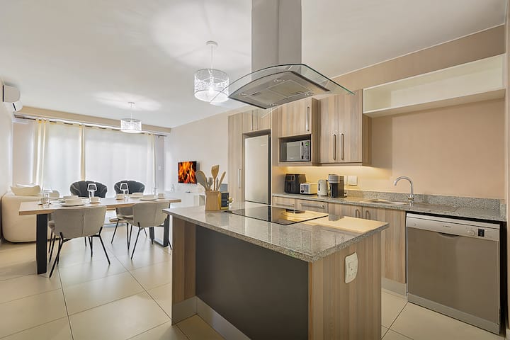 Luxury Upmarket Apartment | Private & Secure - Sandton