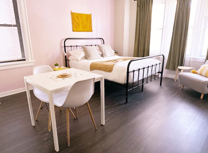 You Can’t Be Closer To Loyola Uni And Lake! Gym - Chicago, IL