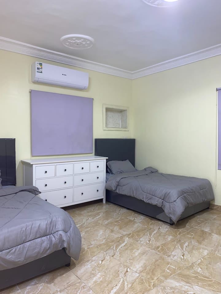 شقة واسعة من غرفتي نوم وغرفة معيشة ومطبخ - Jeddah