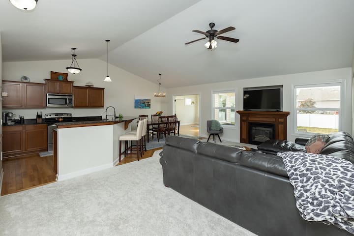 New! Spacious 4 Bed Near Parks And Shopping! - Ankeny, IA