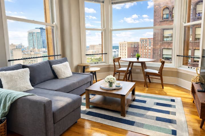 Loop 2br W/skyline Views | Walk To The Bean - Chicago