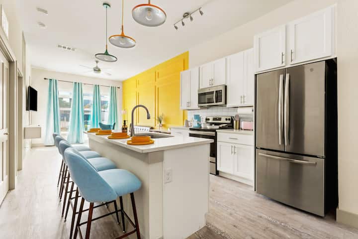 Pool, King Bed, Free Parking | Prime Location - San Antonio, TX