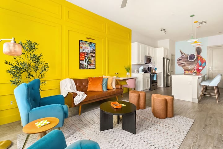 Pool, King Bed, Free Parking | Prime Location - San Antonio, TX