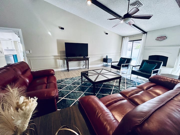 Vegas Central Escape W/pool | Sleeps 10 | Deals On - Las Vegas
