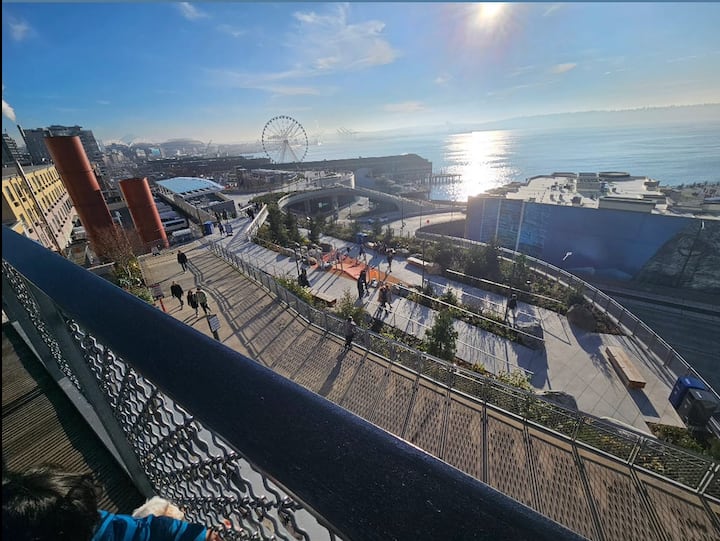Seattle Getaway | Free Parking & Space Needle View - Seattle, WA