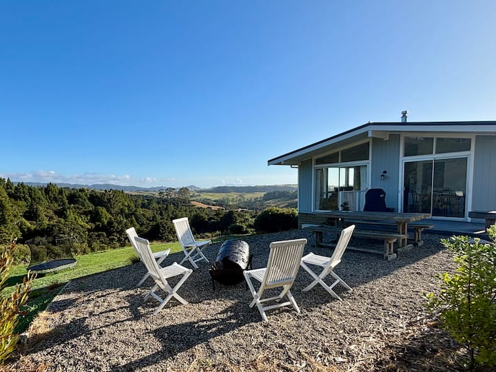 The Paddock W/ Games Lawn, Fire Pit & Trampoline - Mangawhai