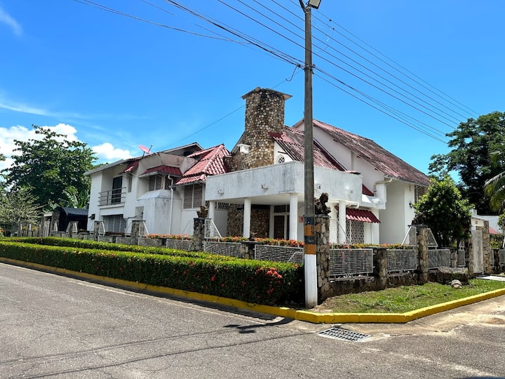 Casa Piscina Condominio - Melgar