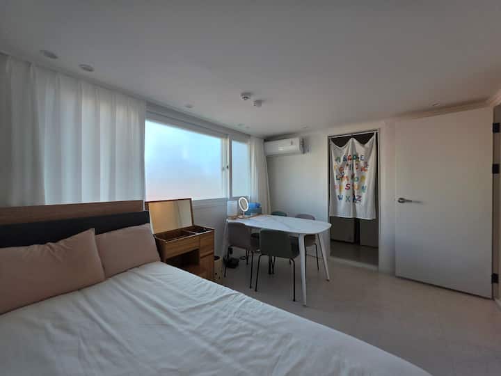 (9월평일초특가)2room.2nd Floor. 홍대입구역 도보 7분.장박할인.무료짐보관 - South Korea