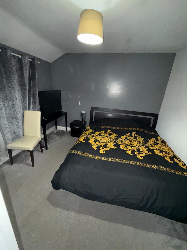 Super King Size Bedroom In Town - Maidstone