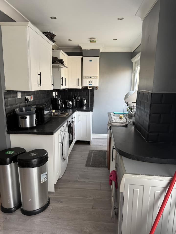 Private Double Bedroom In Town - Maidstone