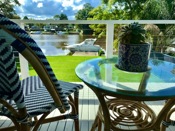 Ducky’s Lodge
An Absolute Waterfront Retreat - Morisset