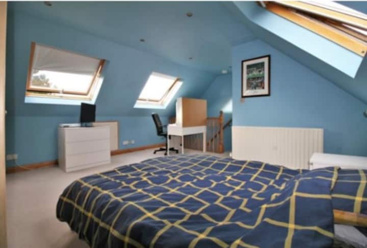 Large Quiet Self-contained Loft Room - Chesterfield
