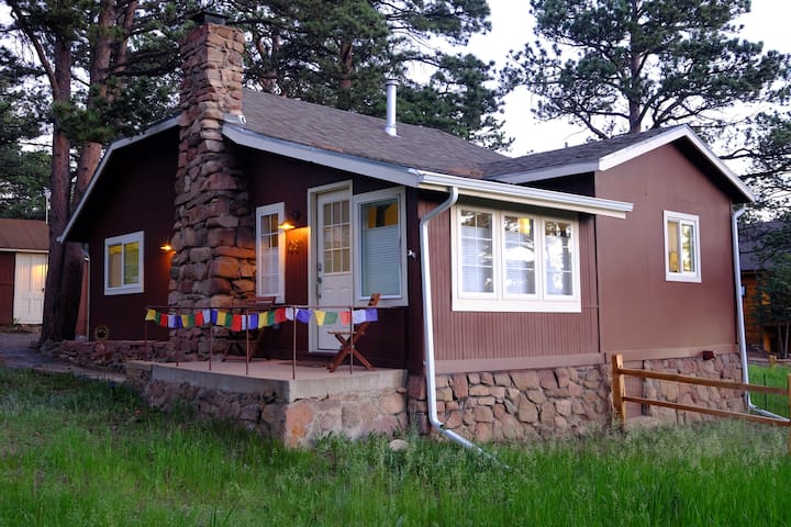 Modern Cabin, Outdoor Living + Hot Tub - Estes Park, CO