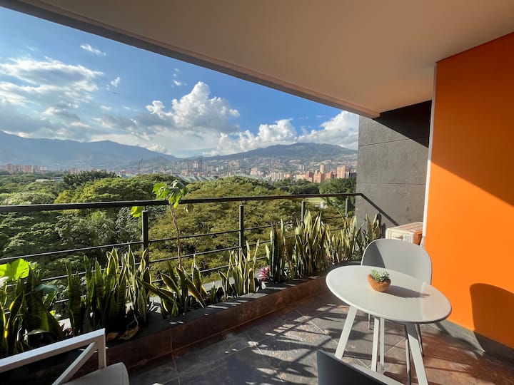 Charming Apto In Laureles/green Views|queen Bed+ac - Medellin, Antioquia, Colombia