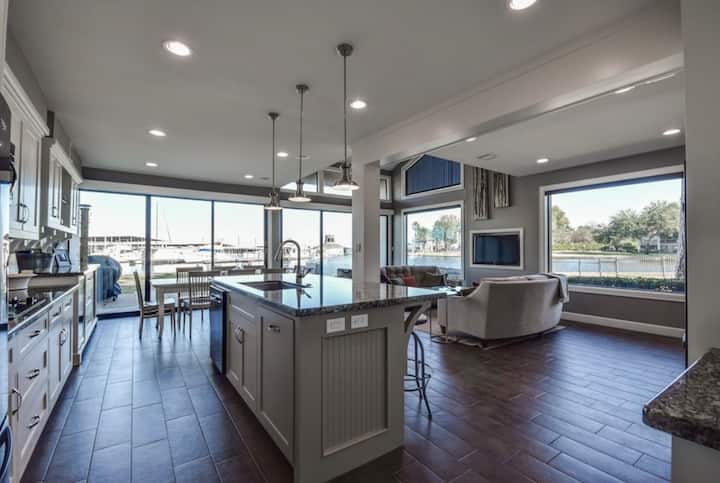 Gorgeous And Spacious Lake House - Lake Conroe, TX