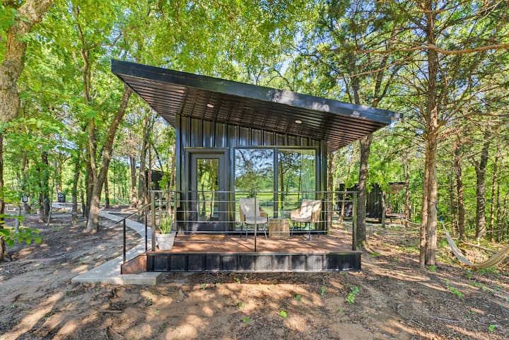 The Red Bird | Treehouse Stay + Pickleball Court - Decatur, TX
