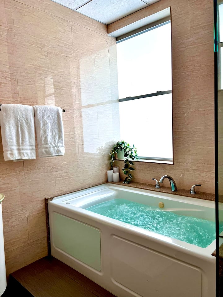 Best Location! 2bed Apt-w/jacuzzi, Walk To Beach! - San Juan