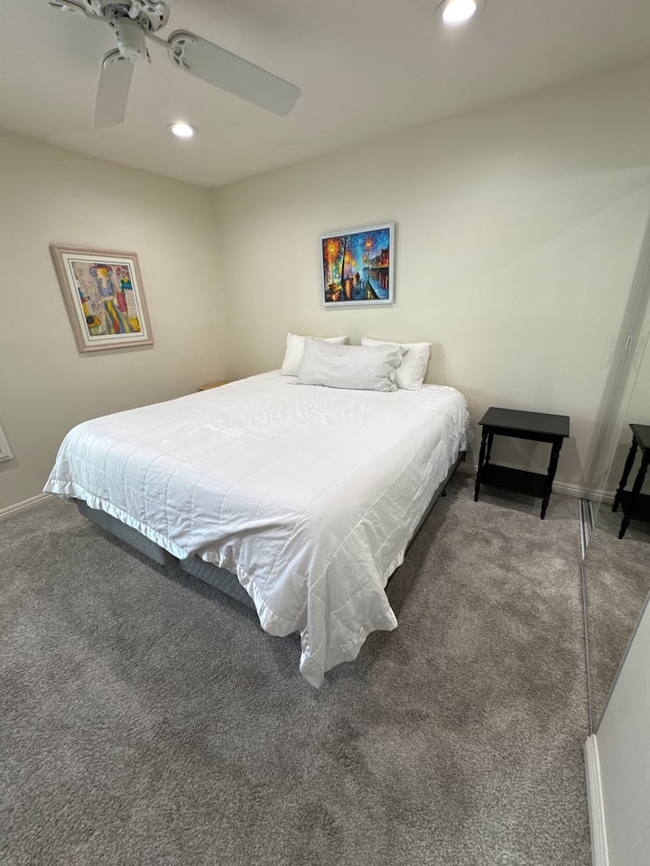 Big Room With King Size Bed - Thousand Oaks, CA