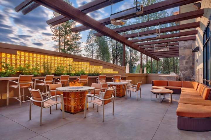 Stylish 2 Units W/ Parking & Breakfast - Coeur d'Alene, ID