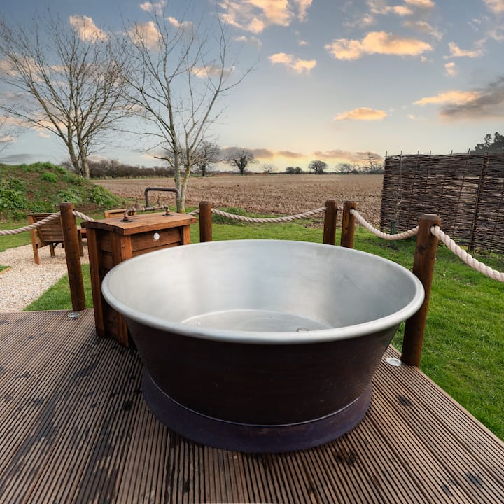 Luxury Shepherd’s Hut + Outdoor Copper Bath - Walton-on-the-Naze