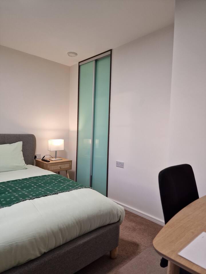 Green! A Room Of Hope And Simplicity Awaits You. - Northamptonshire
