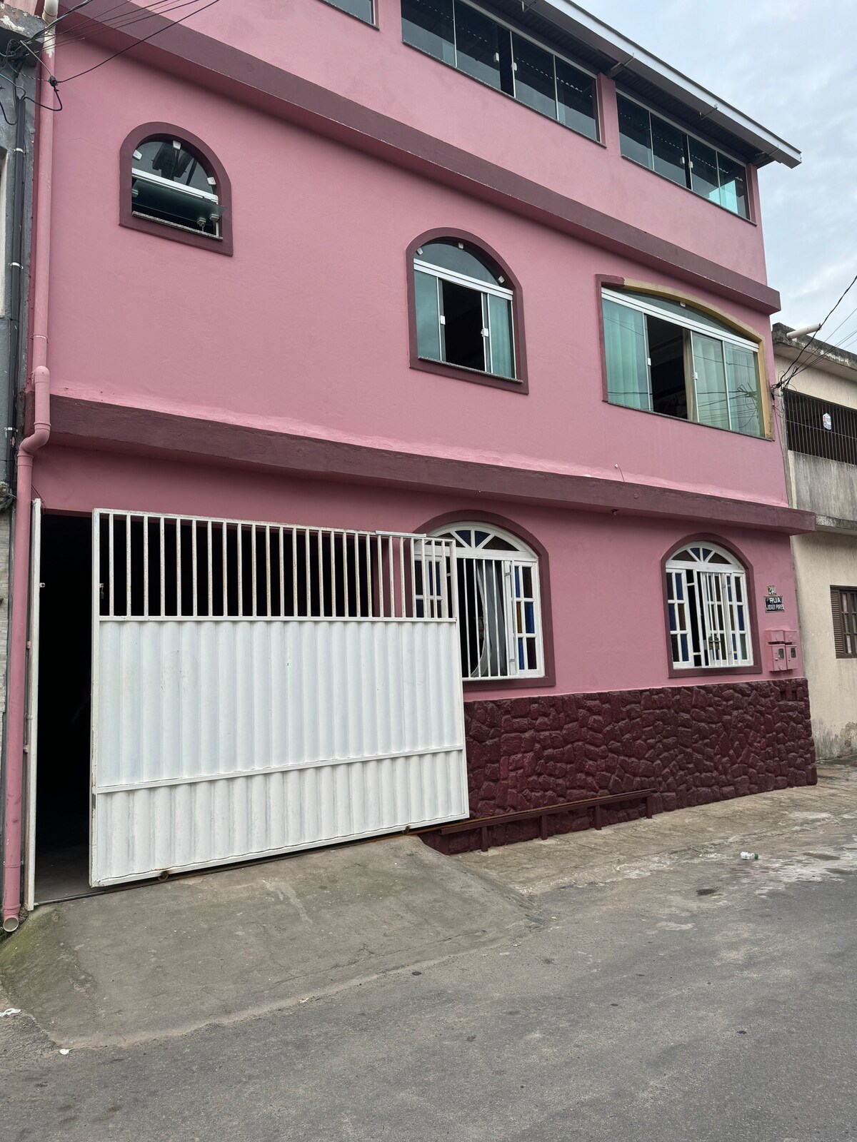 Casa Rosa con Portón Blanco - Airbnb