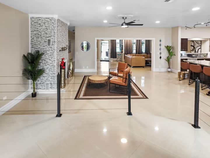 Large 4 Bedroom House Family Friendly Spacious - Miami Gardens, FL