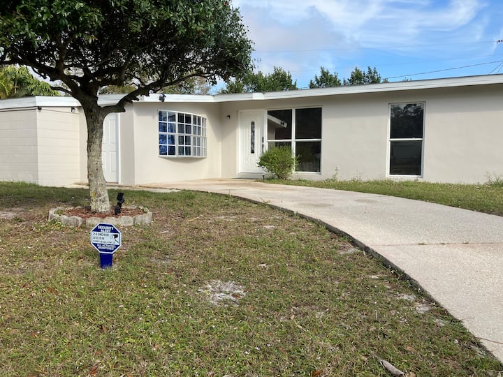 Snowhappenscabin -Sleeps 9 -Hot Tub & Arcade Games - Melbourne Beach, FL