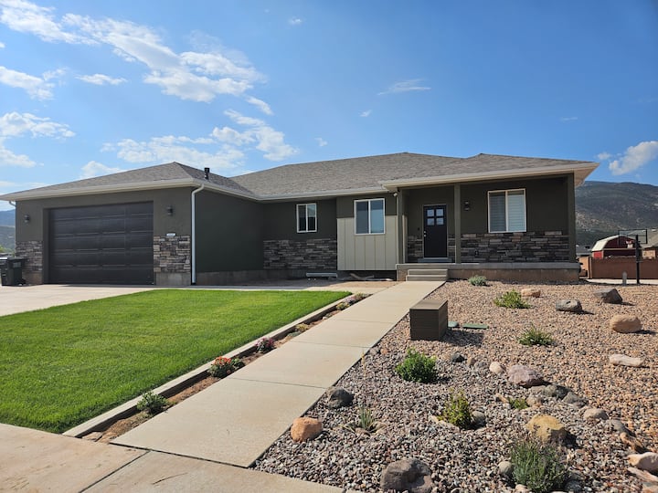 Sage Home - Main Floor - 3 Bedrooms - Little Salt Lake, UT