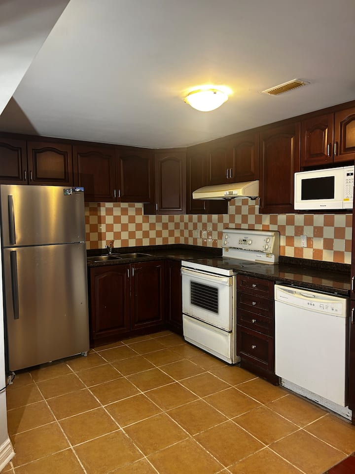 Private Entire Guest Suite In Brampton, On - 케일던