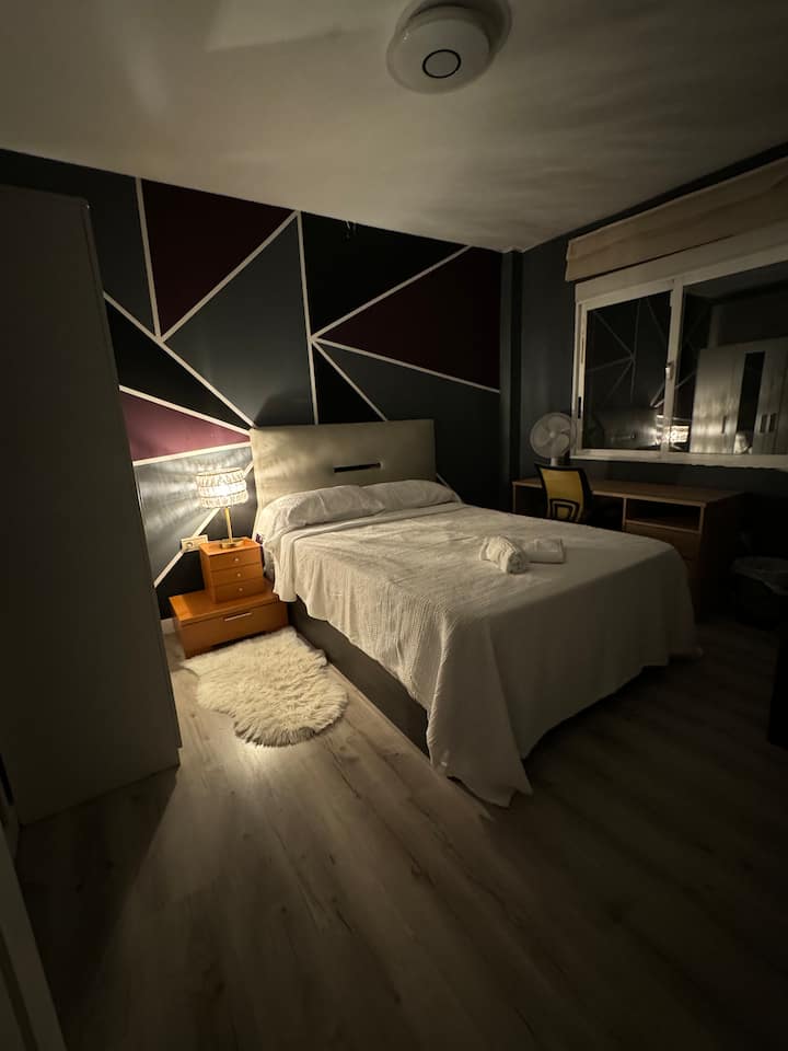 Habitación Cómoda Dentro De Casa, Baño Compartido. - Alicante