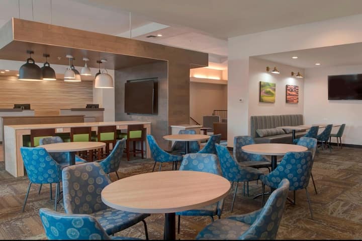 Valley 3 Units W/ Parking & Breakfast - Spokane Valley, WA