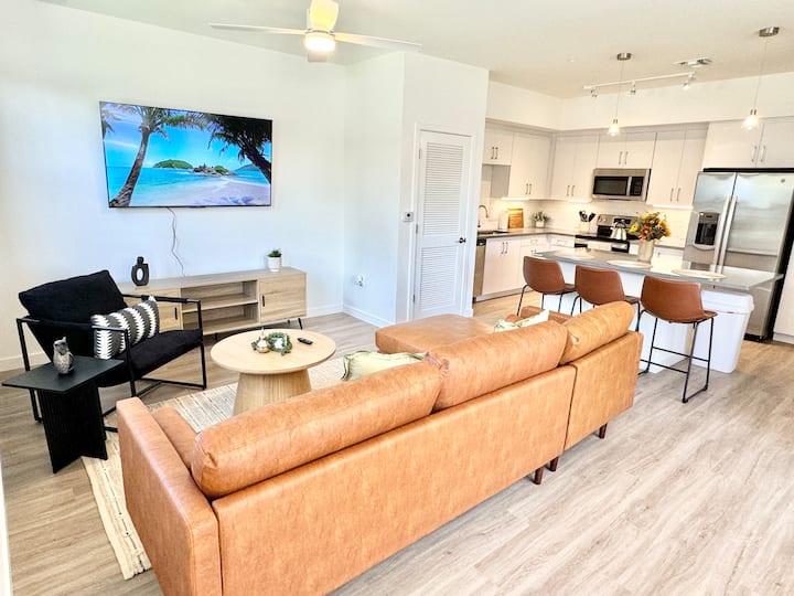 Luxury & Modern Townhouse In West Palm Beach - West Palm Beach, FL