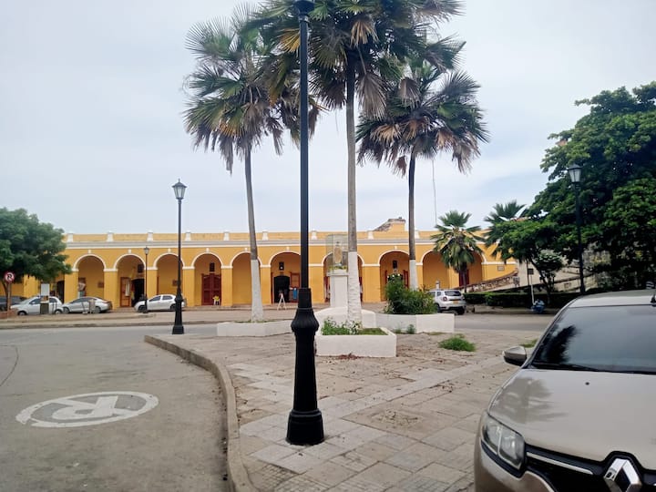 Walled City Comfort: 2br/2ba, Ac, Hot Water/2balc - Cartagena